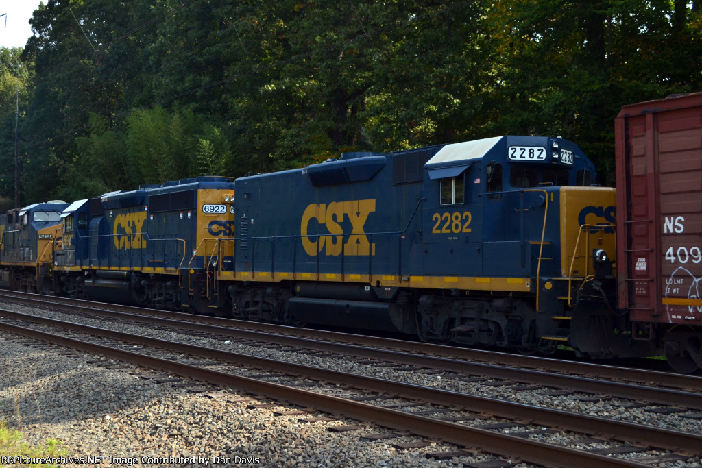 CSX GP40-2 6922 and CSX Road Slug 2282 trail on Q418-05